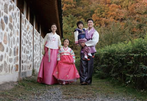 It is customary to wear hanbok (traditional Korean clothing) on Chuseok.